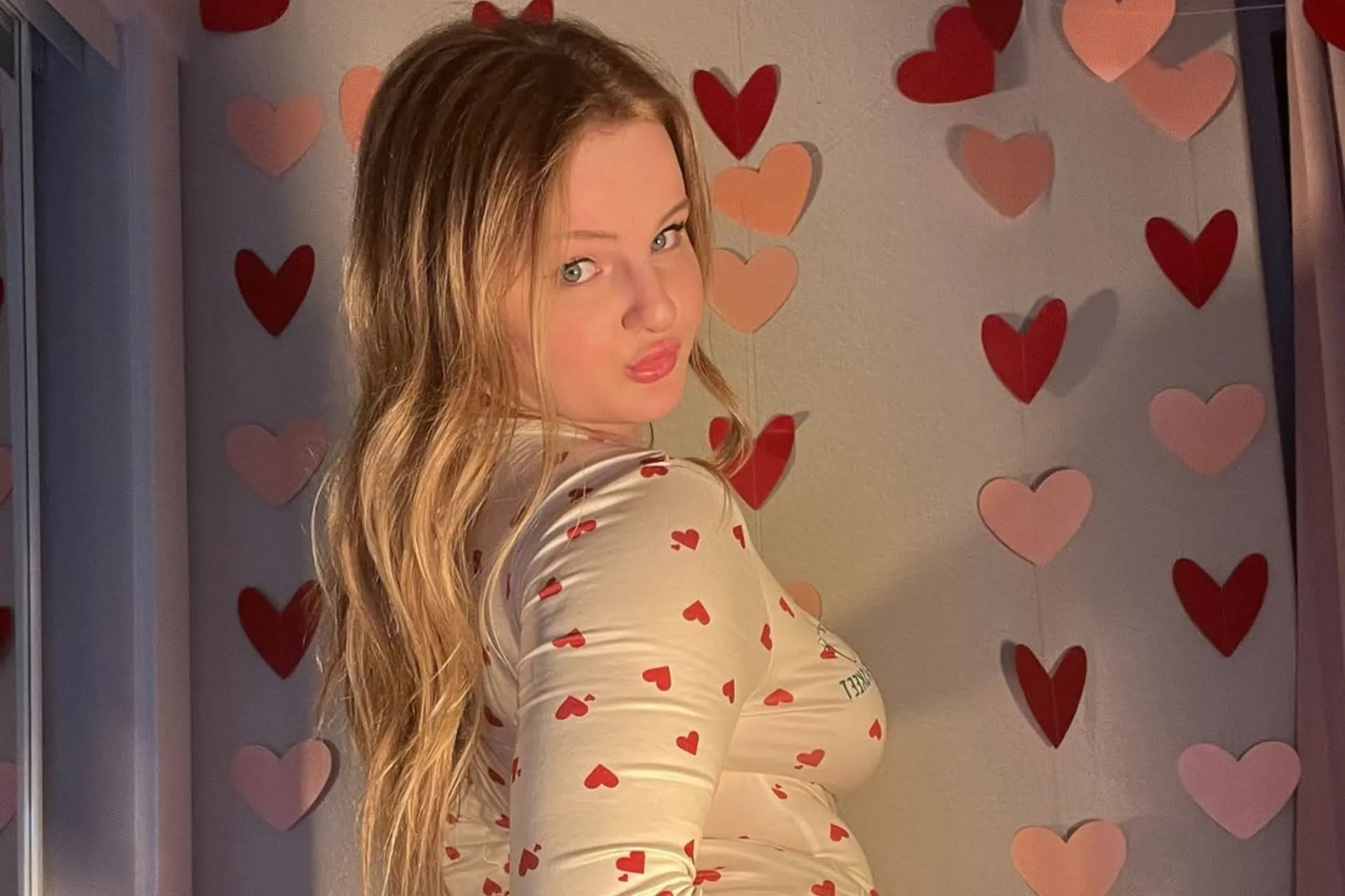 Eliza Eves Wiki, Age, Net Worth, Feet, Height, Family & More